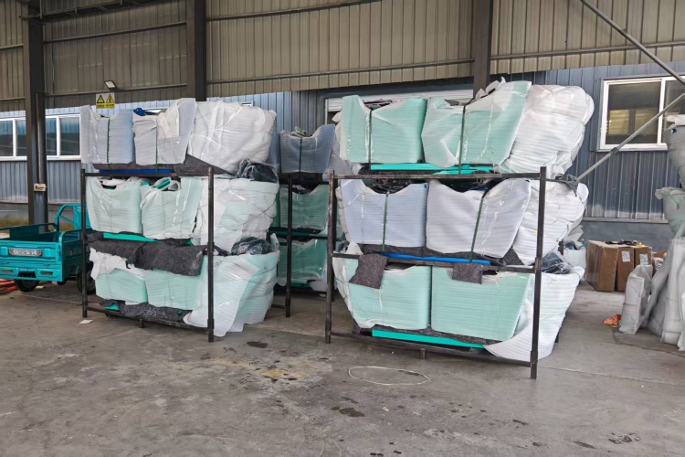 How Many Electric Rickshaw Taxis Fit in a 40FT Container